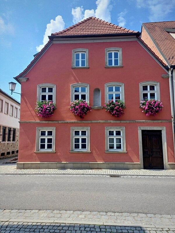 Großzügige Wohnung In Denkmalgeschützten Haus In Altstadt Von Zeil Am Main - Zeil am Main