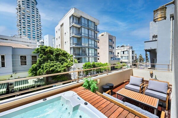 Central Apartment With Jacuzzi Near Bograshov Beach By Holyguest - Israël