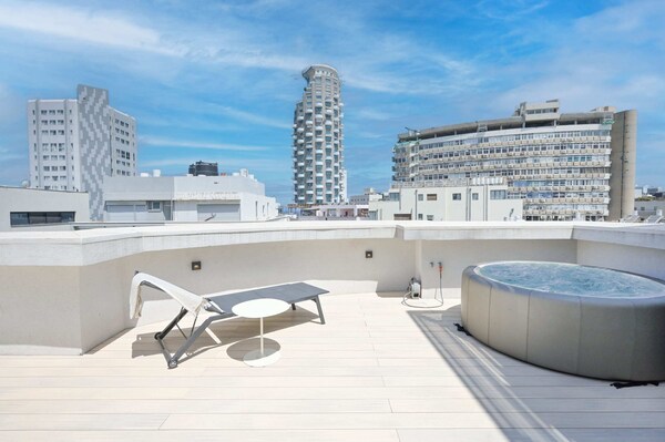Spacious 4br Near The Beach W Jacuzzi By Holyguest - Tel Aviv