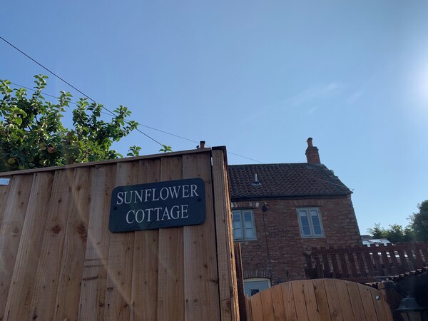 Sunny 4-bedroom Cottage With South Facing Garden - Sunflower Cottage - Cheddar