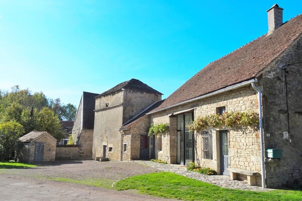 Cottage Familial Pour 5 Personnes Avec Grand Jardin, Barbecue Et Aire De Jeux ! - Pouilly-en-Auxois
