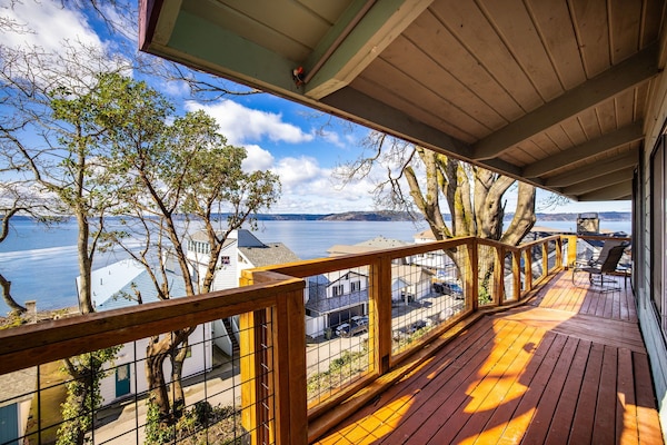Dash Point Retreat By The Beach With Amazing Water Views From Almost Every Room. - Puyallup, WA