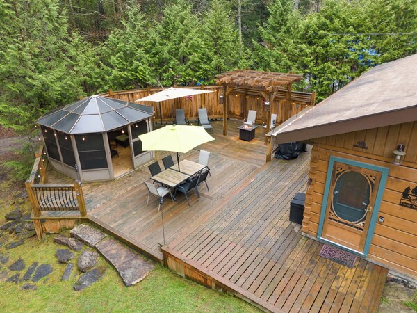 Clear Bay Cabin\n Pet Friendly Log Cabin, Private 1.3 Acres  Beach 4 Min. Drive. - Kawartha Lakes