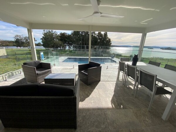Lakefront With Pool Sleeps 12 - Newcastle