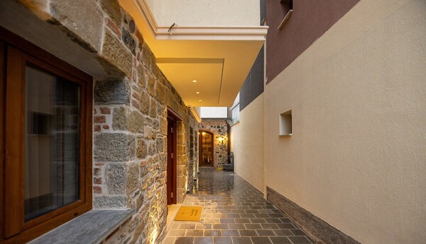 "Moonlight Serenade" Is A Charming Villa In The Historic Center Of Korça. - Korçë