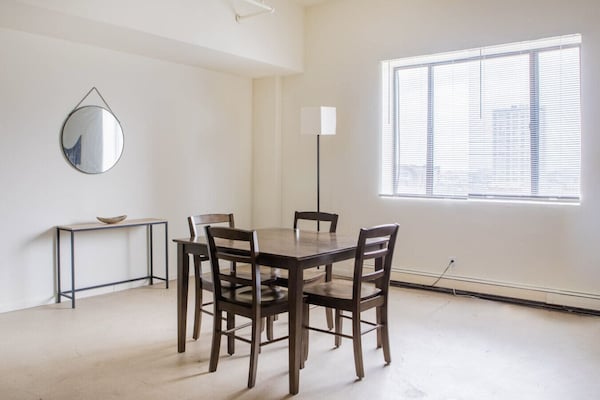 Westown 1br Apt Near Fiserv, Baird, And Theater District - Milwaukee, WI