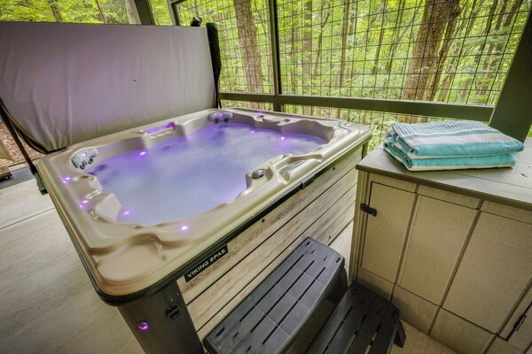 Gatlinburg!serene Cabin W/ Views, Hottub, Gameroom - Gatlinburg, TN