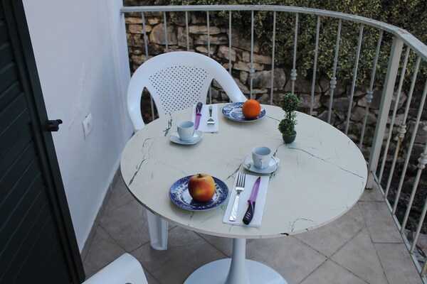 Stylish Three Bedroom Holiday Home Near Saranda Beach With Bbq - 사란더