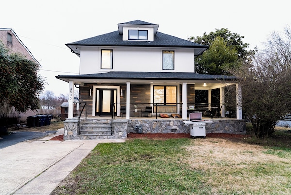 Spacious 7-bedroom,  5 Full Bathroom House. Walkers Paradise No Car Required! - Washington, DC