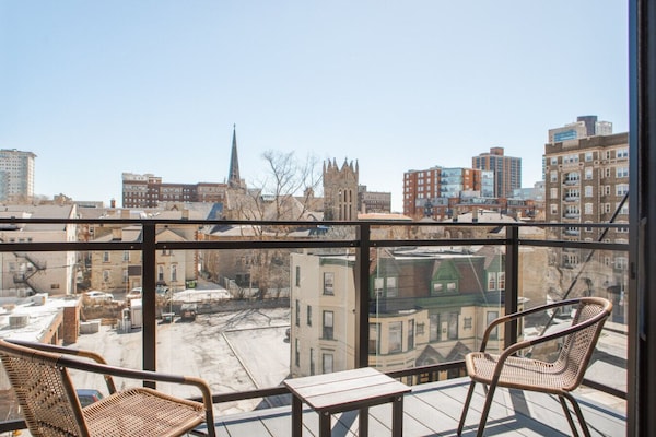 Modern East Side 1br Apt With Balcony, Pool, And Gym - Milwaukee
