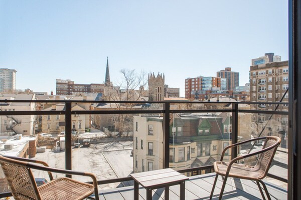 Modern East Side 1br Apt With Balcony, Pool, And Gym - Wisconsin