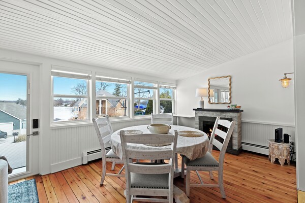 Lily Of The Valley Cottage ~ Cozy Lake Orion Gem - Rochester University, Rochester Hills