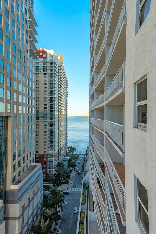 Perfectly Located Miami 3br With Stunning Views - Miami, FL