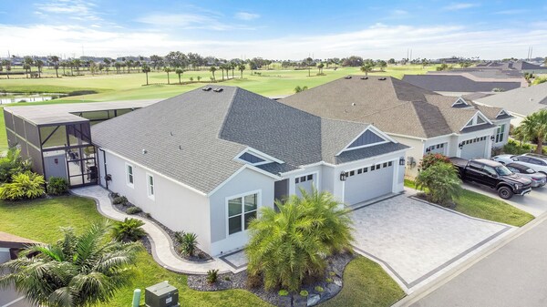 Resort Style Home In The Villages, Fl - Golf & Waterfront Pool Home In Florida - Wildwood, FL