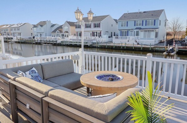Waterfront 5-bedroom House W/ Boat Lift & Jet Ski Docks. Short Walk To Beach. - New Jersey