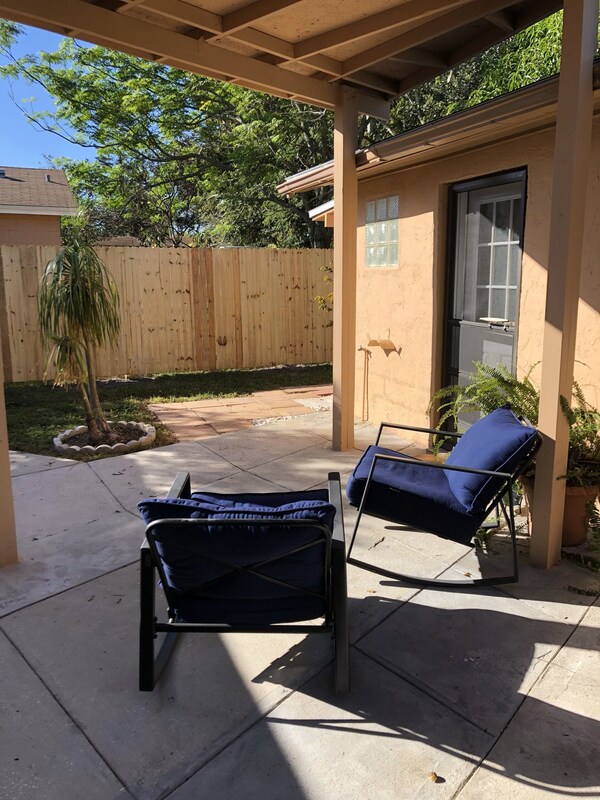 Chic In-law Suite W/ Patio & Comfy Living Area - Tampa Airport (TPA)