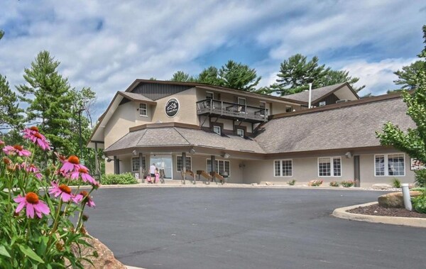 Rustic Room | Indoor Swimming Pool And Mountain Views | Pets Are Welcome - Iron Mountain, MI