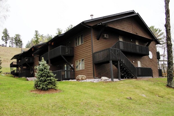 Spacious Room With On-site Dining And Indoor Pool - Ideal For Families - Iron Mountain, MI