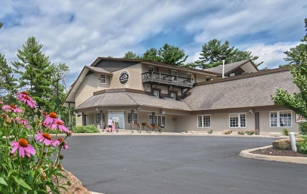 Perfect For Adventures- Experience Luxury Chalet | Explore & Unwind - Michigan