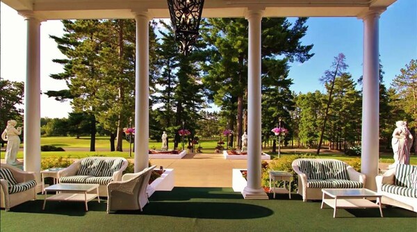Tranquil Island Room With Indoor Swimming Pool  Ideal For Adventurers - Peninsula, MI
