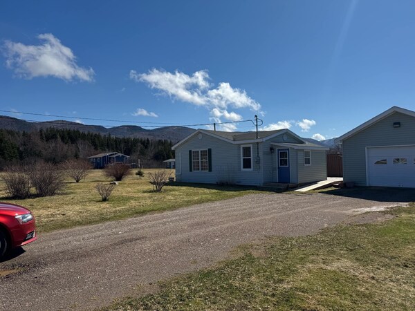 Cozy Mountainview Bungalow. French Fishing Village. Whale Watching Tours. - Cape Breton Island