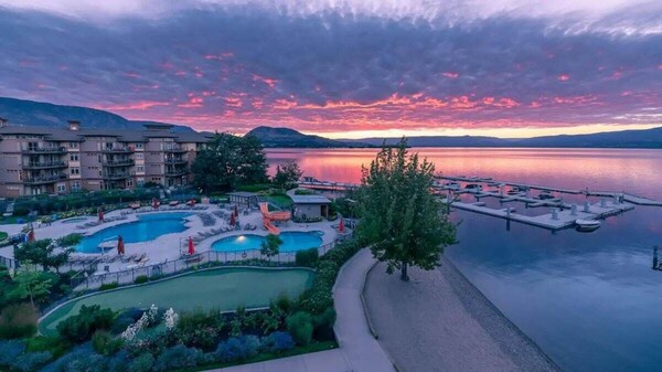 Lakefront Getaway At The Cove - Peachland