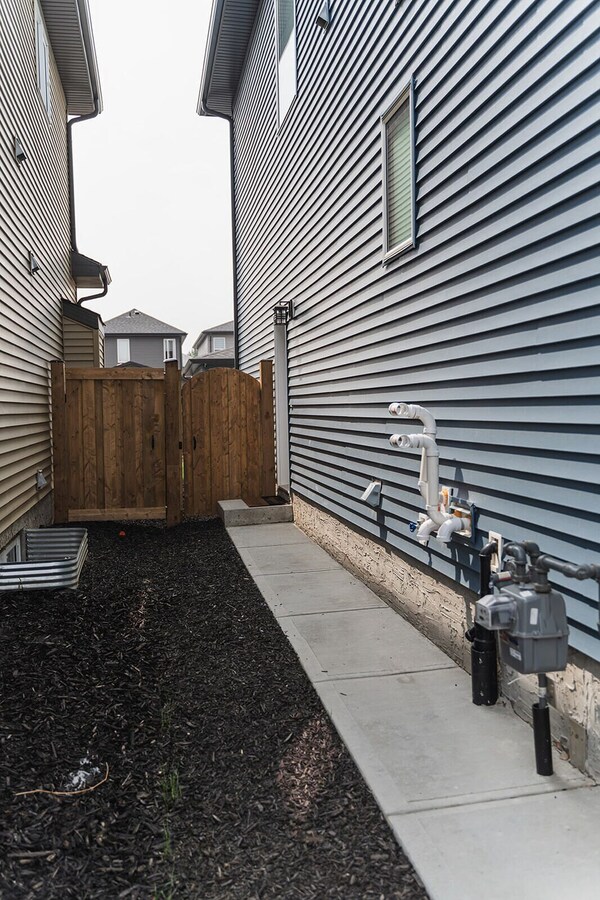 6km To Wem | Stylish & Private 2br Suite | Child - Friendly - Alberta