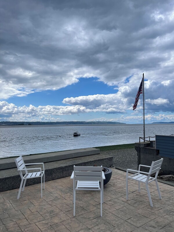 Luxury Beachfront Haven  4br Retreat With Designer Kitchen & Panoramic Views - Snohomish, WA