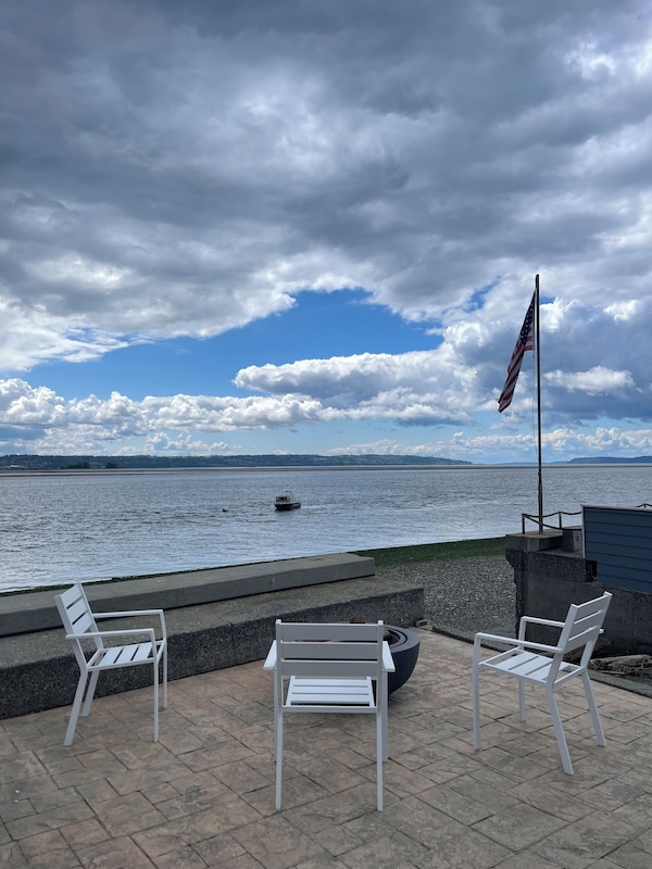Luxury Beachfront Haven 4br Retreat With Designer Kitchen & Panoramic Views - Snohomish, WA