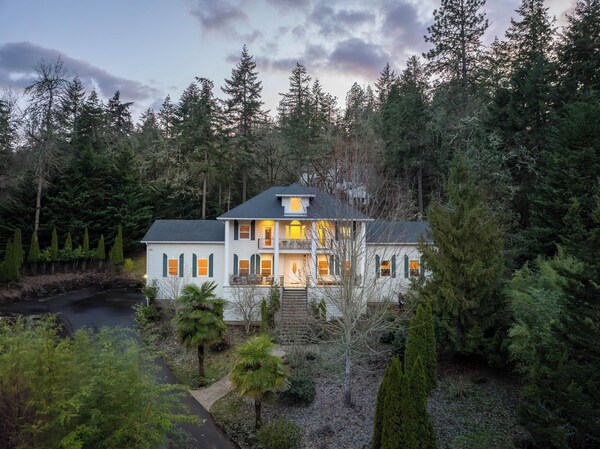 Large Groups Welcome! 4100sq Feet! Giant Hot Tub, Game Room, Views! - Eugene, OR