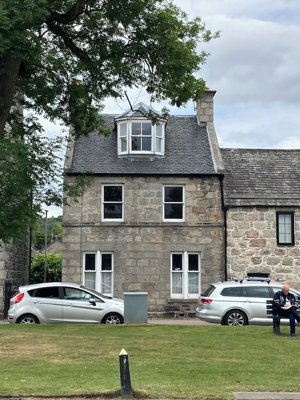 House - Sleeps 6 - Central Location - Private Garden & Pet Friendly - Carrbridge