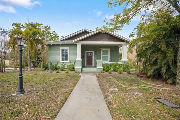 Modern Poolside Retreat & Cozy Escape - Temple Terrace, FL