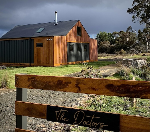 The Doctors - Luxury Lakefront Container Chalet - Tasmania