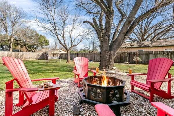Karen's Kottage | 3/2, Hot Tub, Fireplace, Fire-pit & Grill, Man Cave W/ Games + Bar - Fredericksburg, TX