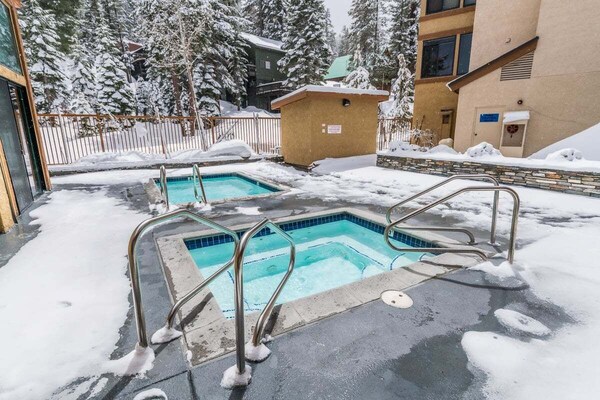 Silverbear #41 -  2 Bedrm + Loft / 3 Bathrm 1/2 Block To Canyon Lodge! Slps 8 - June Lake, CA