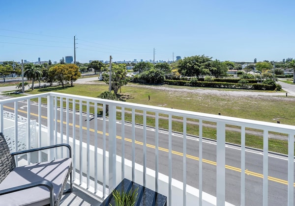 New Apt. Near The Beach/airport/hard Rock/free Parking - Miramar, FL