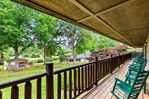 Refreshed Cades Cove Luxury Suite Kitchenette - Townsend, TN