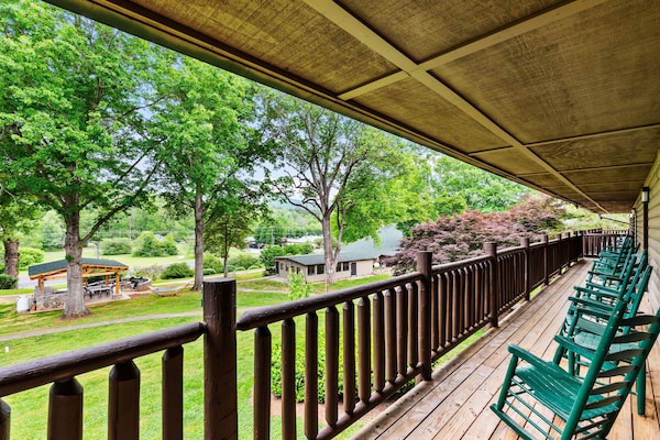Refreshed Cades Cove Luxury Suite Kitchenette - Townsend, TN