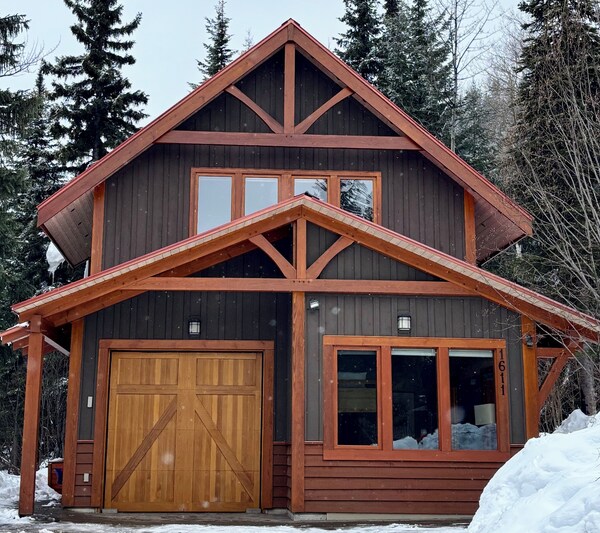 New Listing! Purcell Woods Chalet  Sleeps 12 - Banff National Park
