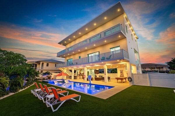 Marathon Sombrero Beach | 5 Min To Beach, Giant Pool & Private Boat Dock - Florida Keys