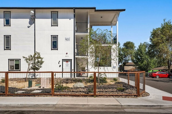 2 Bed Getaway With Free Parking & Modern Comforts - Sparks, NV