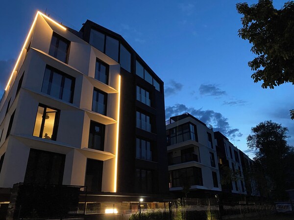 Deluxe Suite Walking Distance To Krakow Old Town & Castle With Pool, Sauna & Gym - Krakow