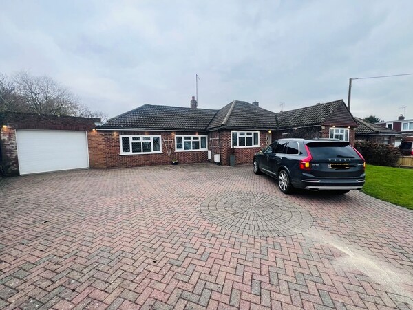 4 Bed Bungalow With Hot Tub , Parking For 4 Cars, Large Garden. Dog Friendly. - Whitstable
