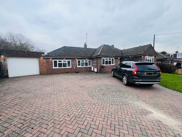 4 Bed Bungalow With Hot Tub , Parking For 4 Cars, Large Garden. Dog Friendly. - Whitstable