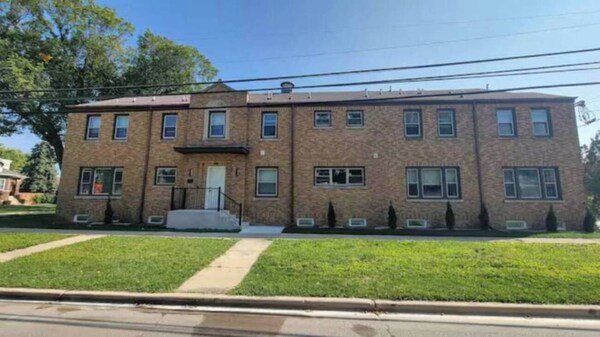Brand New Constructed Duplex In The Heart Of Brookfield (Brookfield, Il) - Brookfield, IL