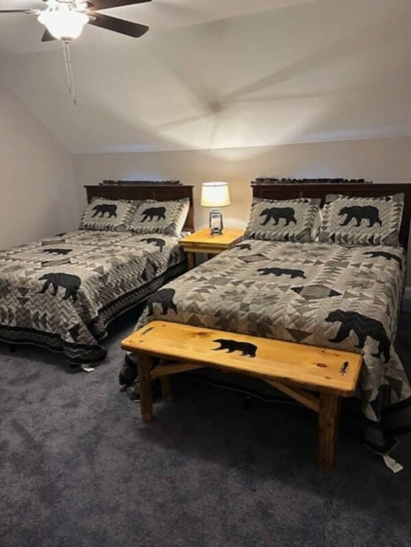 Bears Den Lodge B & B Room 3 - Moosehead Lake, ME