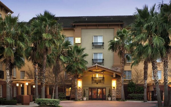 Two Relaxing Suite Retreat With Full Kitchen & On-site Fireplace | Free Parking - Hillsboro, OR