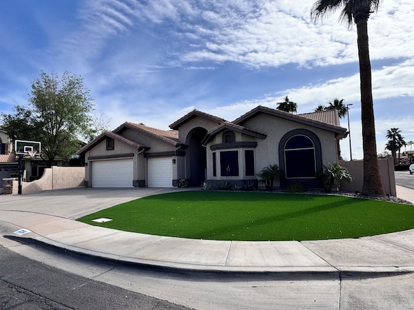 Spacious 5 Bedroom Home With Pool And Games. - Gilbert, AZ