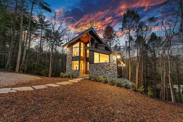 Luxe Chalet! Hottub, Sauna, Arcade, 8 Beds-3 Kings, Creek, 10min Downtown & Lake - Blue Ridge, GA
