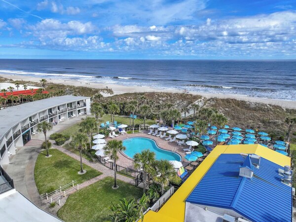 Sunlit Ocean View Suite, Ideal For Relaxing Family Getaways With Outdoor Pool - Jacksonville, FL
